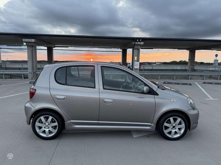Grey Toyota Yaris 2004 in Vilnius, with an engine capacity of 1.50 L and mileage of 200 thousand km for 1700 €, photo 10 on AUTOMOTO.COM.LV