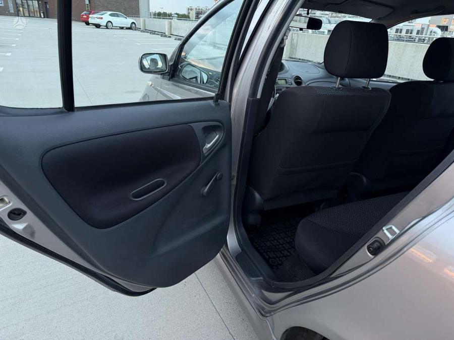 Grey Toyota Yaris 2004 in Vilnius, with an engine capacity of 1.50 L and mileage of 200 thousand km for 1700 €, photo 15 on AUTOMOTO.COM.LV