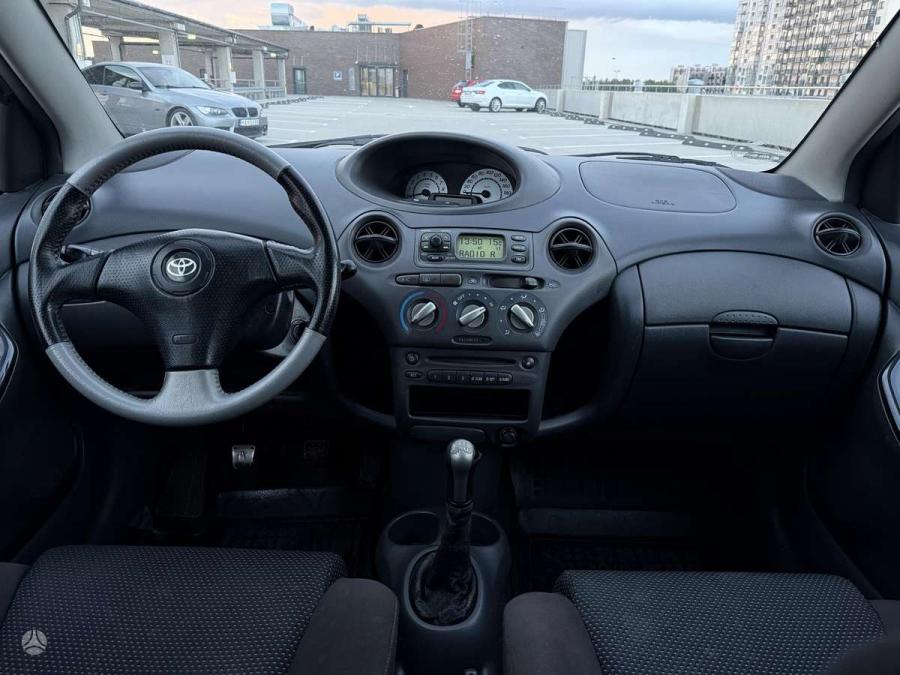 Grey Toyota Yaris 2004 in Vilnius, with an engine capacity of 1.50 L and mileage of 200 thousand km for 1700 €, photo 16 on AUTOMOTO.COM.LV