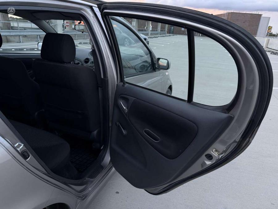 Grey Toyota Yaris 2004 in Vilnius, with an engine capacity of 1.50 L and mileage of 200 thousand km for 1700 €, photo 17 on AUTOMOTO.COM.LV