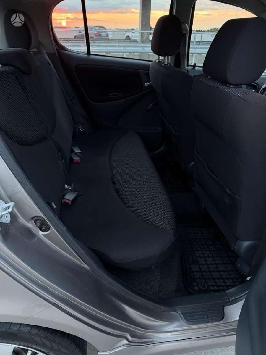 Grey Toyota Yaris 2004 in Vilnius, with an engine capacity of 1.50 L and mileage of 200 thousand km for 1700 €, photo 18 on AUTOMOTO.COM.LV