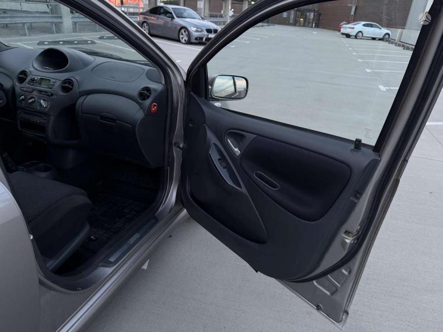 Grey Toyota Yaris 2004 in Vilnius, with an engine capacity of 1.50 L and mileage of 200 thousand km for 1700 €, photo 19 on AUTOMOTO.COM.LV