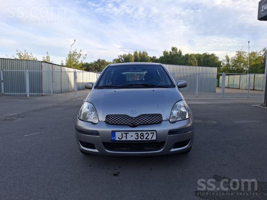 Pelēks Toyota Yaris 2004 Daugavpils, ar dzinēja tilpumu 1.40 L un nobraukumu 290 tūkst. km par 1200 €, foto 1 vietnē AUTOMOTO.COM.LV