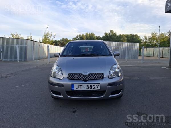 Pelēks Toyota Yaris 2004 Daugavpils, ar dzinēja tilpumu 1.40 L un nobraukumu 290 tūkst. km par 1200 €, foto 1 vietnē AUTOMOTO.COM.LV