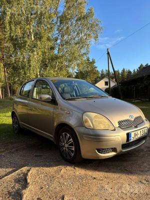 Pelēks Toyota Yaris 2004 Daugavpils, ar dzinēja tilpumu 1.40 L un nobraukumu 276 tūkst. km par 900 €, foto  vietnē AUTOMOTO.COM.LV