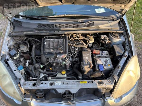 Grey Toyota Yaris 2004 in Daugavpils, with an engine capacity of 1.40 L and mileage of 276 thousand km for 900 €, photo 7 on AUTOMOTO.COM.LV