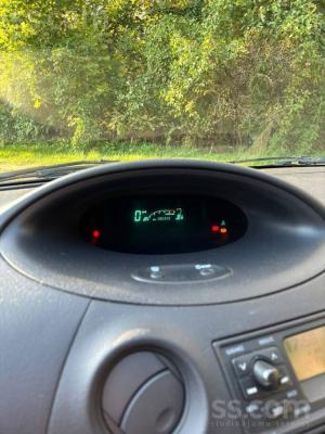 Pelēks Toyota Yaris 2004 Daugavpils, ar dzinēja tilpumu 1.40 L un nobraukumu 276 tūkst. km par 900 €, foto 8 vietnē AUTOMOTO.COM.LV