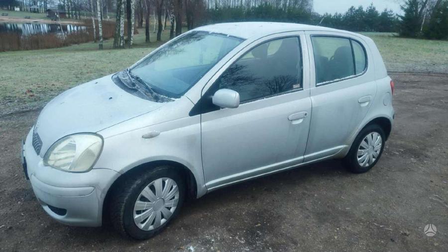 Pelēks Toyota Yaris 2005 Viļņa, ar dzinēja tilpumu 1.30 L un nobraukumu 182 tūkst. km par 1300 €, foto 2 vietnē AUTOMOTO.COM.LV