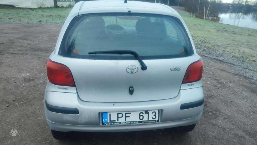 Pelēks Toyota Yaris 2005 Viļņa, ar dzinēja tilpumu 1.30 L un nobraukumu 182 tūkst. km par 1300 €, foto 5 vietnē AUTOMOTO.COM.LV