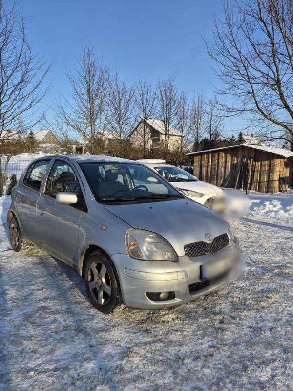 Grey Toyota Yaris 2005 in Kaunas, with an engine capacity of 1.30 L and mileage of 273 thousand km for 1300 €, photo 2 on AUTOMOTO.COM.LV