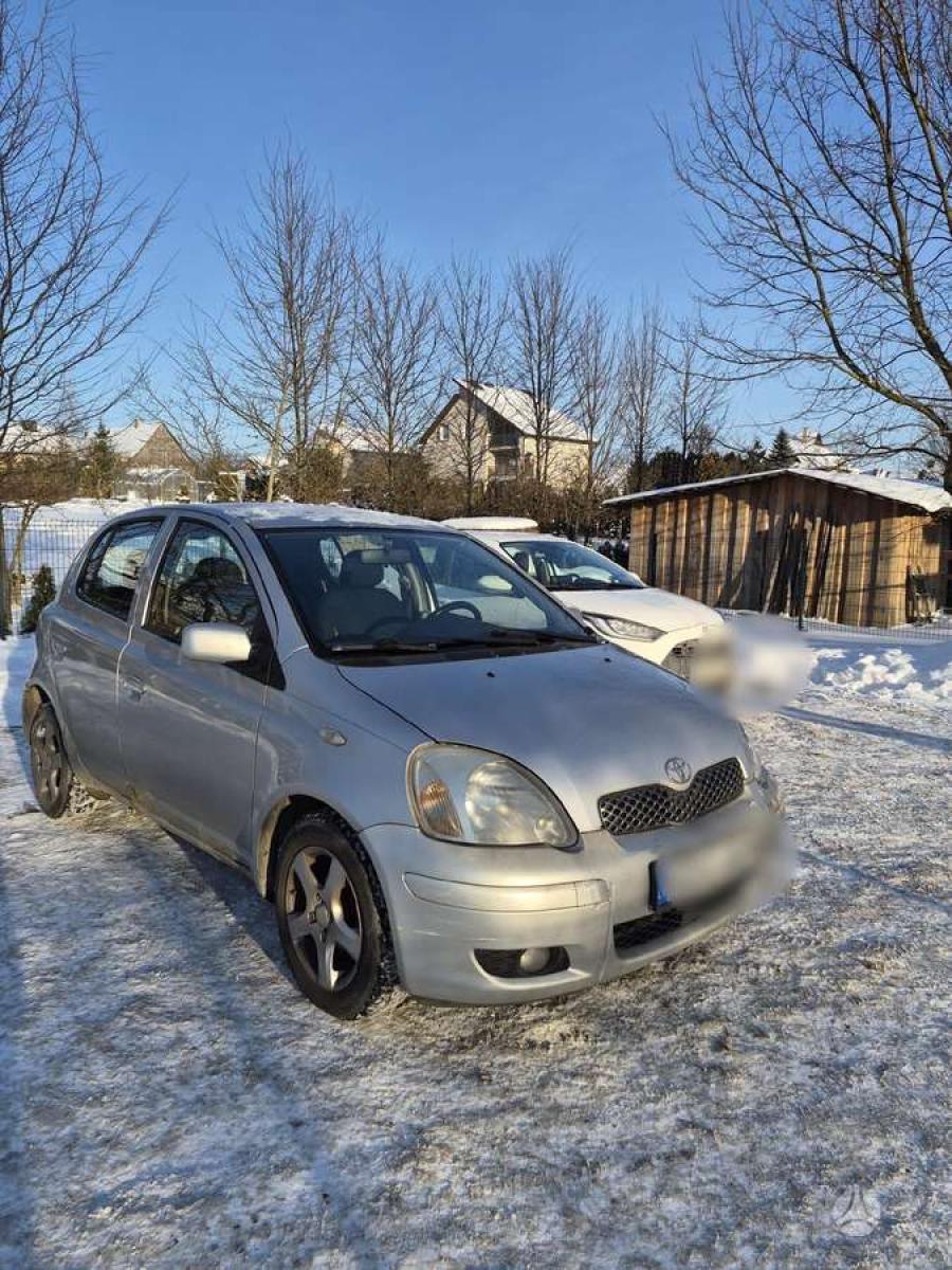 Grey Toyota Yaris 2005 in Kaunas, with an engine capacity of 1.30 L and mileage of 273 thousand km for 1300 €, photo 2 on AUTOMOTO.COM.LV