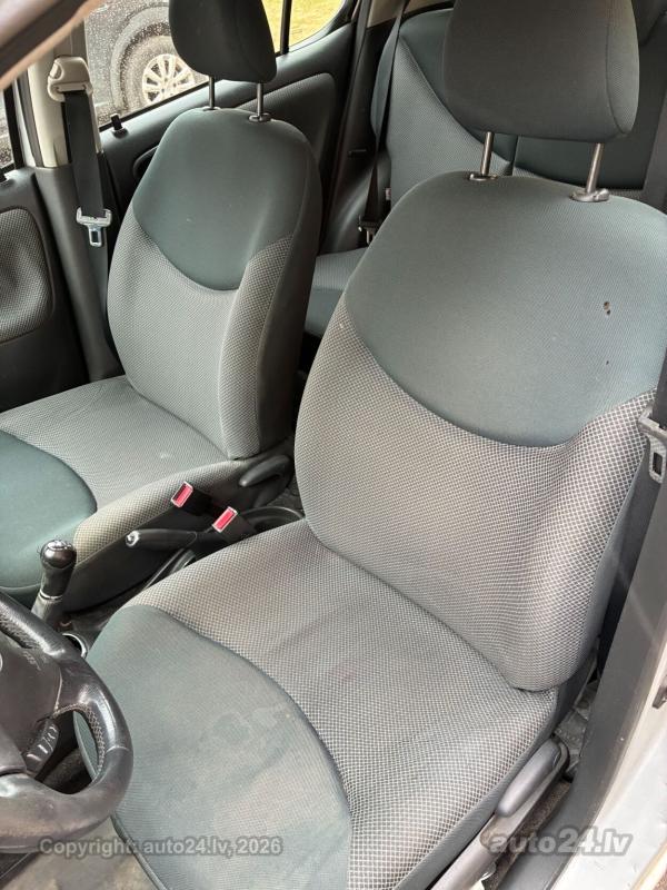 Pelēks Toyota Yaris 2005 Tartu, ar dzinēja tilpumu 1.30 L un nobraukumu 231 tūkst. km par 1000 €, foto 6 vietnē AUTOMOTO.COM.LV
