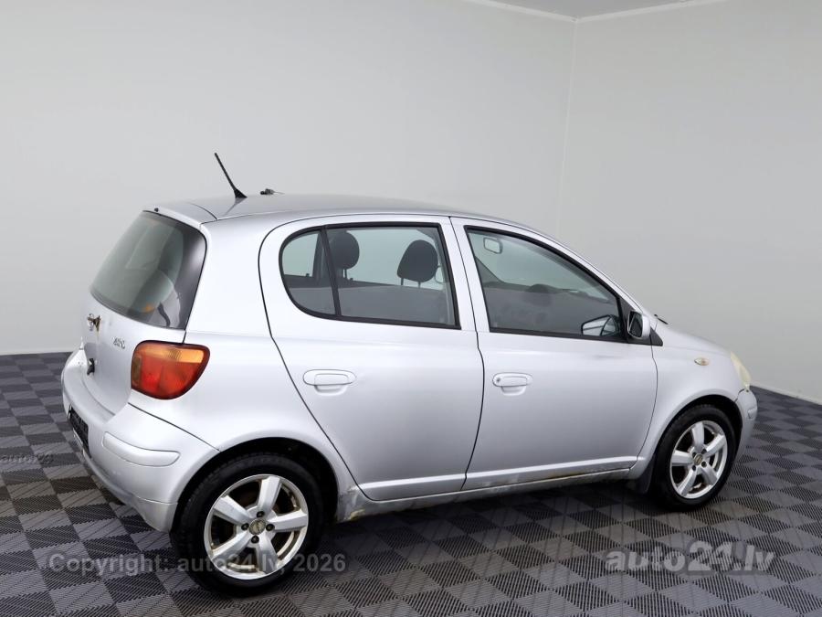 Pelēks Toyota Yaris 2005 Tallina, ar dzinēja tilpumu 1.50 L un nobraukumu 225 tūkst. km par 899 €, foto 4 vietnē AUTOMOTO.COM.LV