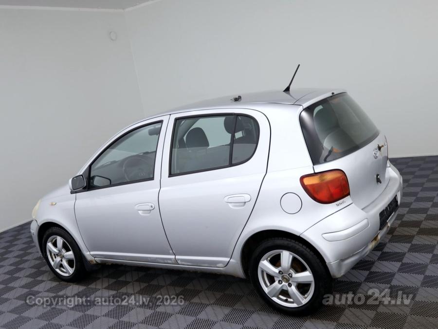 Pelēks Toyota Yaris 2005 Tallina, ar dzinēja tilpumu 1.50 L un nobraukumu 225 tūkst. km par 899 €, foto 5 vietnē AUTOMOTO.COM.LV