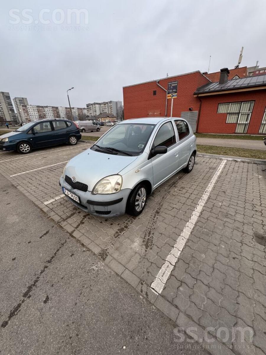 Pelēks Toyota Yaris 2005 Rīga, ar dzinēja tilpumu 1.30 L un nobraukumu 263 tūkst. km par 1250 €, foto 1 vietnē AUTOMOTO.COM.LV