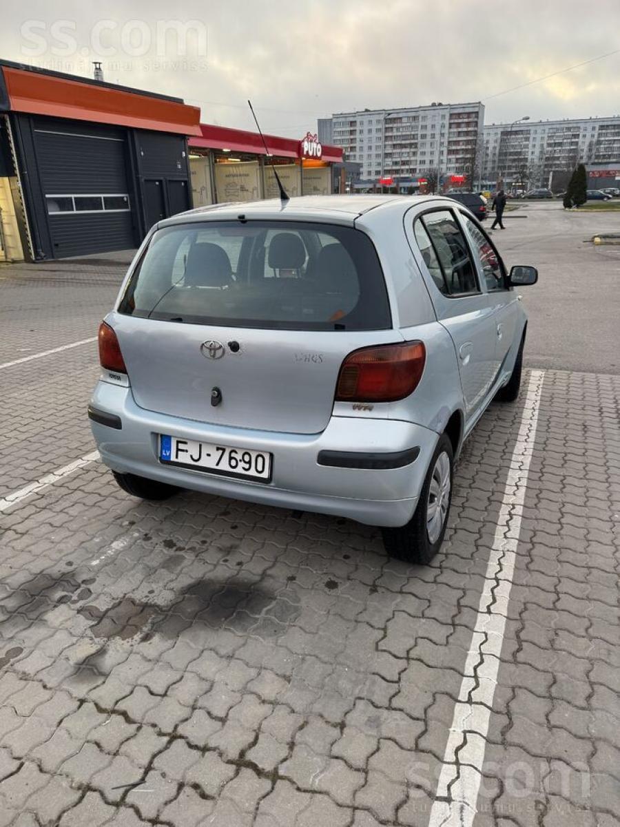 Pelēks Toyota Yaris 2005 Rīga, ar dzinēja tilpumu 1.30 L un nobraukumu 263 tūkst. km par 1250 €, foto 4 vietnē AUTOMOTO.COM.LV