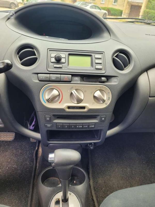Pelēks Toyota Yaris 2005 Viļņa, ar dzinēja tilpumu 1.30 L un nobraukumu 250 tūkst. km par 800 €, foto 2 vietnē AUTOMOTO.COM.LV