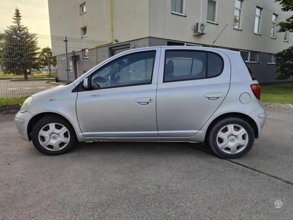 Grey Toyota Yaris 2005 in Kaunas, with an engine capacity of 1.30 L and mileage of 122 thousand km for 1850 €, photo 1 on AUTOMOTO.COM.LV