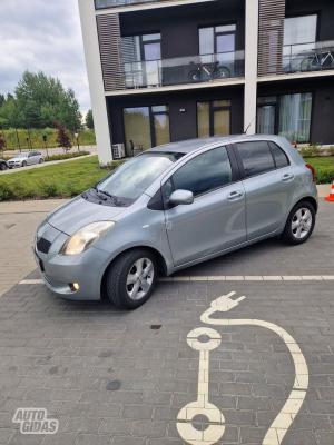 Pelēks Toyota Yaris 2005 Viļņa, ar dzinēja tilpumu 1.30 L un nobraukumu 146 tūkst. km par 2000 €, foto 4 vietnē AUTOMOTO.COM.LV