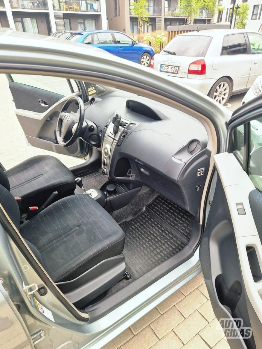 Pelēks Toyota Yaris 2005 Viļņa, ar dzinēja tilpumu 1.30 L un nobraukumu 146 tūkst. km par 2000 €, foto 12 vietnē AUTOMOTO.COM.LV