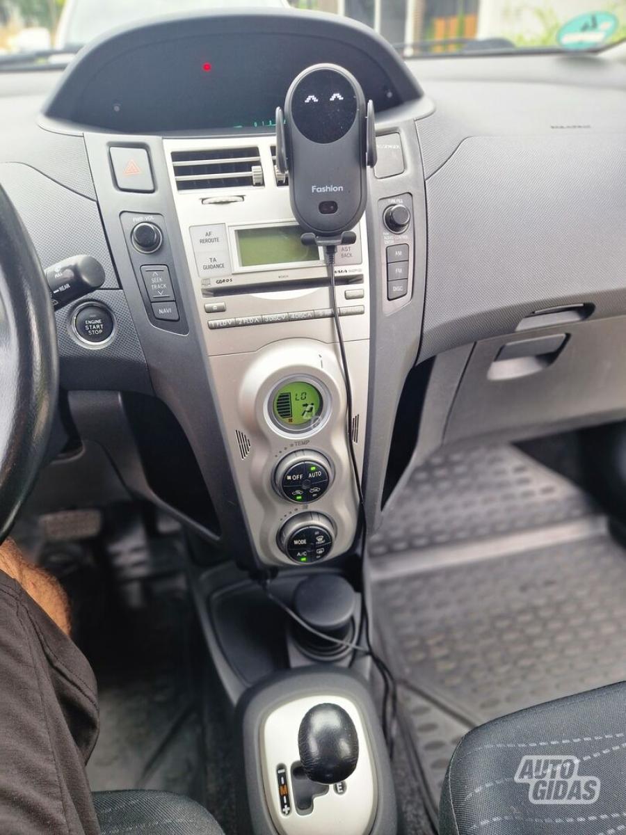 Pelēks Toyota Yaris 2005 Viļņa, ar dzinēja tilpumu 1.30 L un nobraukumu 146 tūkst. km par 2000 €, foto 14 vietnē AUTOMOTO.COM.LV