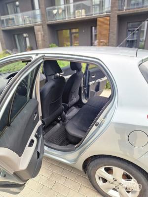 Pelēks Toyota Yaris 2005 Viļņa, ar dzinēja tilpumu 1.30 L un nobraukumu 146 tūkst. km par 2000 €, foto 17 vietnē AUTOMOTO.COM.LV