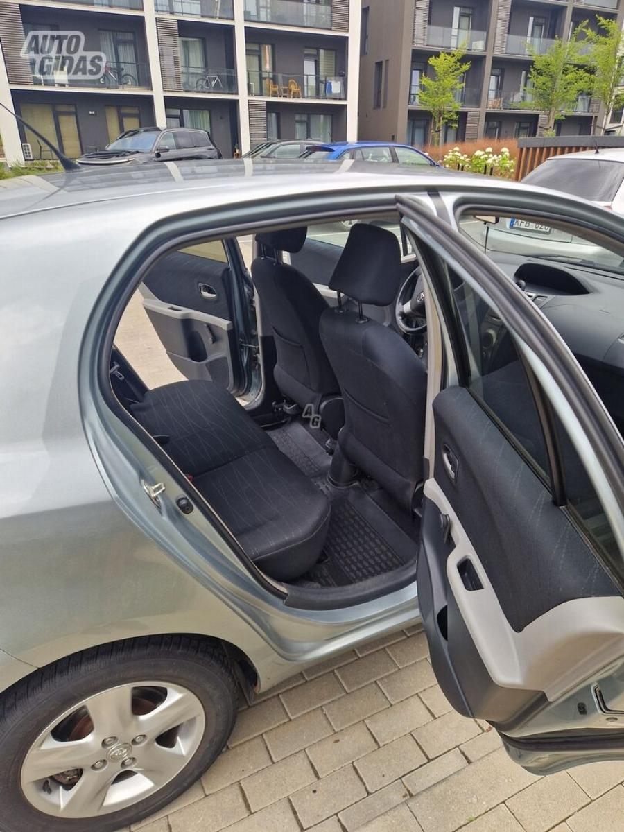 Pelēks Toyota Yaris 2005 Viļņa, ar dzinēja tilpumu 1.30 L un nobraukumu 146 tūkst. km par 2000 €, foto 18 vietnē AUTOMOTO.COM.LV