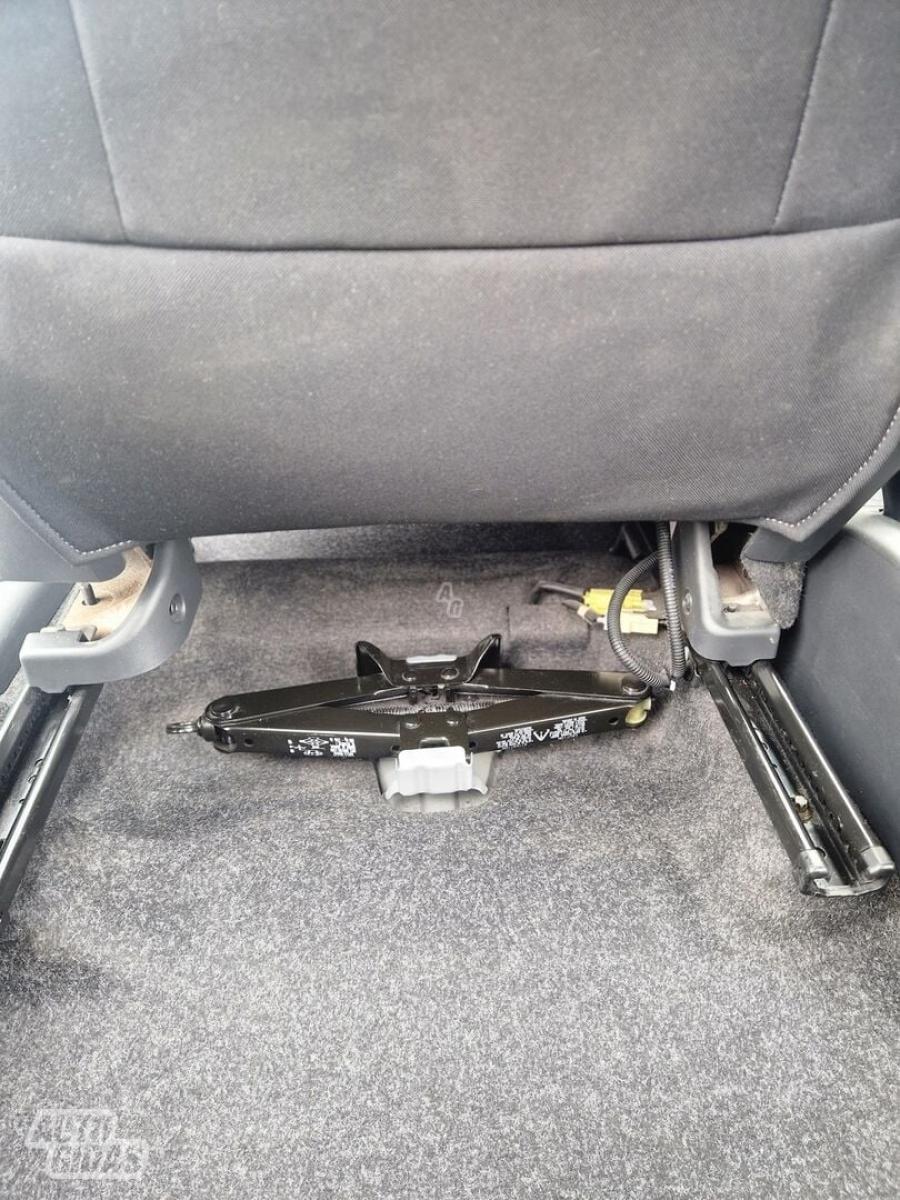 Pelēks Toyota Yaris 2005 Viļņa, ar dzinēja tilpumu 1.30 L un nobraukumu 146 tūkst. km par 2000 €, foto 20 vietnē AUTOMOTO.COM.LV
