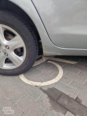 Pelēks Toyota Yaris 2005 Viļņa, ar dzinēja tilpumu 1.30 L un nobraukumu 146 tūkst. km par 2000 €, foto 23 vietnē AUTOMOTO.COM.LV