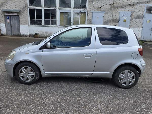 Pelēks Toyota Yaris 2005 Viļņa, ar dzinēja tilpumu 1.30 L un nobraukumu 242 tūkst. km par 1750 €, foto 4 vietnē AUTOMOTO.COM.LV