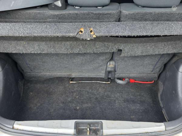 Pelēks Toyota Yaris 2005 Viļņa, ar dzinēja tilpumu 1.30 L un nobraukumu 242 tūkst. km par 1750 €, foto 9 vietnē AUTOMOTO.COM.LV