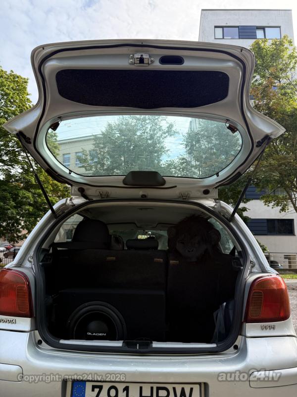 Pelēks Toyota Yaris 2005 Tallina, ar dzinēja tilpumu 1.30 L un nobraukumu 236 tūkst. km par 1200 €, foto 4 vietnē AUTOMOTO.COM.LV