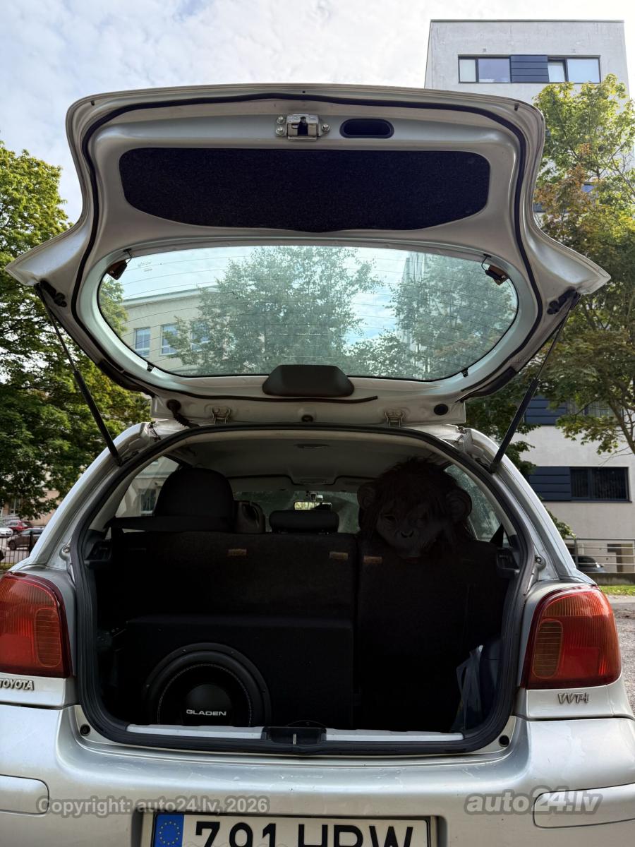 Pelēks Toyota Yaris 2005 Tallina, ar dzinēja tilpumu 1.30 L un nobraukumu 236 tūkst. km par 1200 €, foto 4 vietnē AUTOMOTO.COM.LV