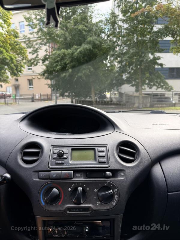 Pelēks Toyota Yaris 2005 Tallina, ar dzinēja tilpumu 1.30 L un nobraukumu 236 tūkst. km par 1200 €, foto 6 vietnē AUTOMOTO.COM.LV