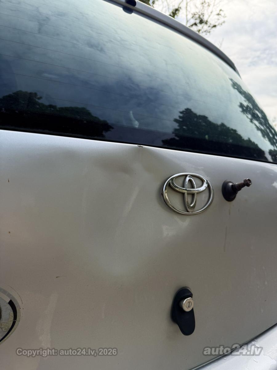 Pelēks Toyota Yaris 2005 Tallina, ar dzinēja tilpumu 1.30 L un nobraukumu 236 tūkst. km par 1200 €, foto 16 vietnē AUTOMOTO.COM.LV