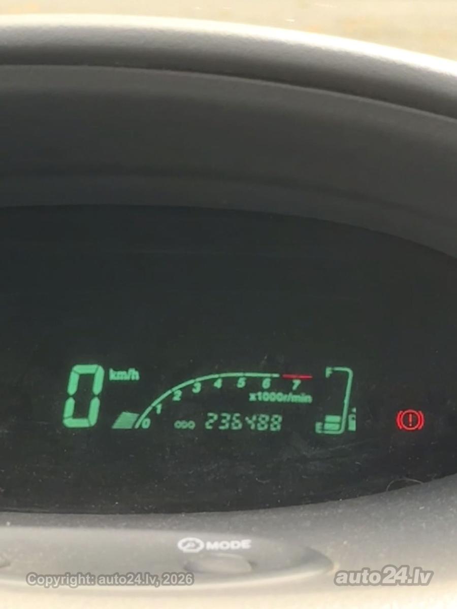 Pelēks Toyota Yaris 2005 Tallina, ar dzinēja tilpumu 1.30 L un nobraukumu 236 tūkst. km par 1200 €, foto 27 vietnē AUTOMOTO.COM.LV
