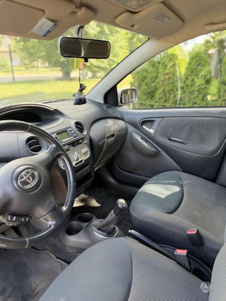 Pelēks Toyota Yaris 2005 Kauņa, ar dzinēja tilpumu 1.36 L un nobraukumu 237 tūkst. km par 990 €, foto 11 vietnē AUTOMOTO.COM.LV
