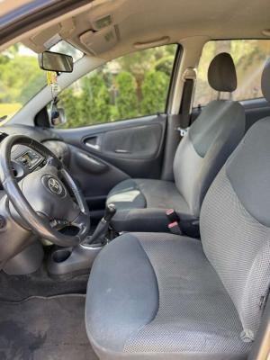 Pelēks Toyota Yaris 2005 Kauņa, ar dzinēja tilpumu 1.36 L un nobraukumu 237 tūkst. km par 990 €, foto 12 vietnē AUTOMOTO.COM.LV