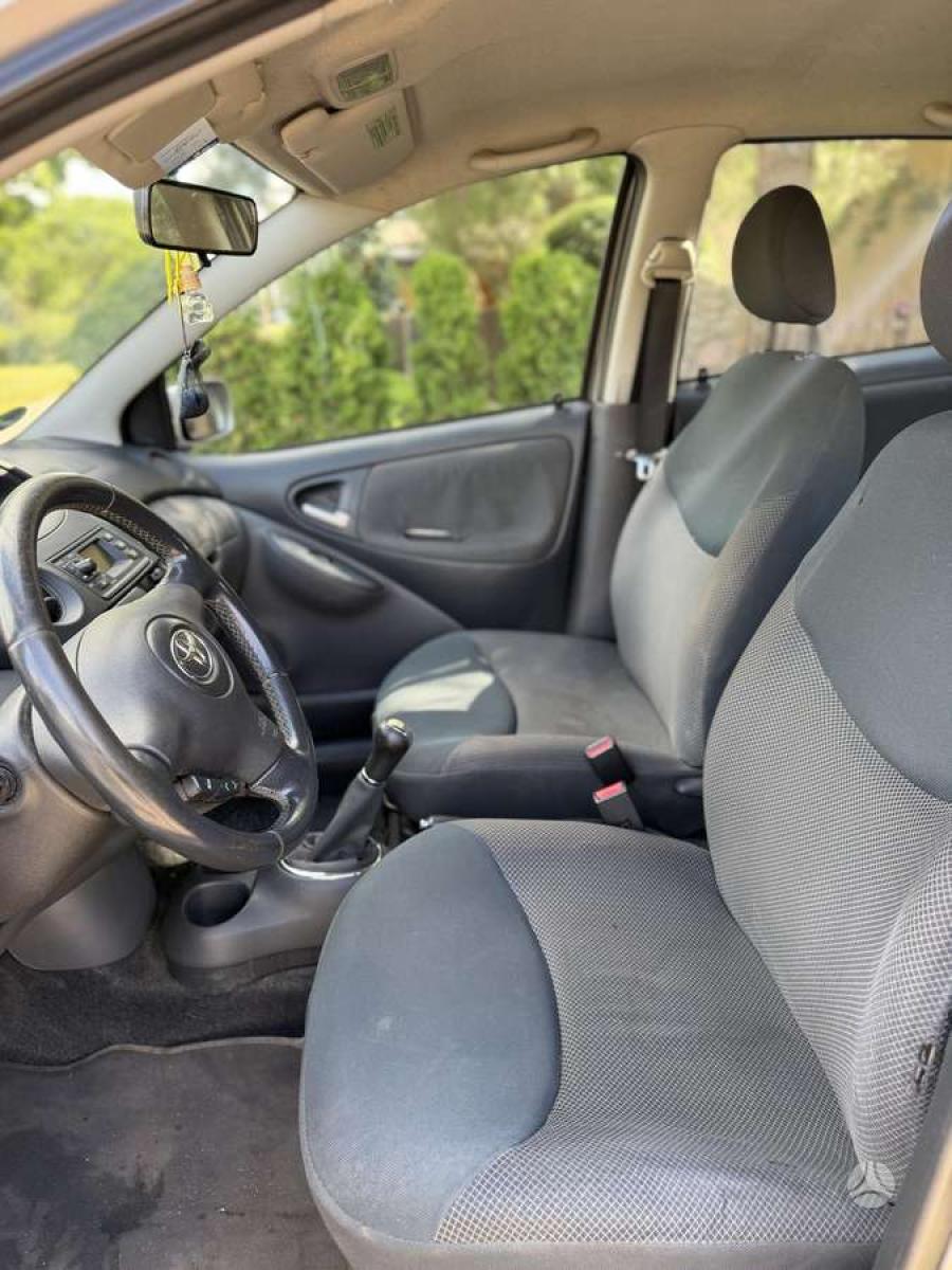 Pelēks Toyota Yaris 2005 Kauņa, ar dzinēja tilpumu 1.36 L un nobraukumu 237 tūkst. km par 990 €, foto 12 vietnē AUTOMOTO.COM.LV