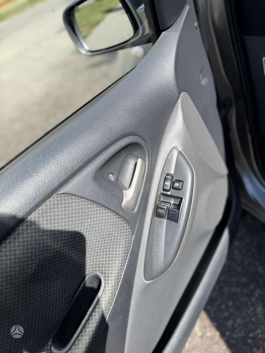Pelēks Toyota Yaris 2005 Kauņa, ar dzinēja tilpumu 1.36 L un nobraukumu 237 tūkst. km par 990 €, foto 13 vietnē AUTOMOTO.COM.LV