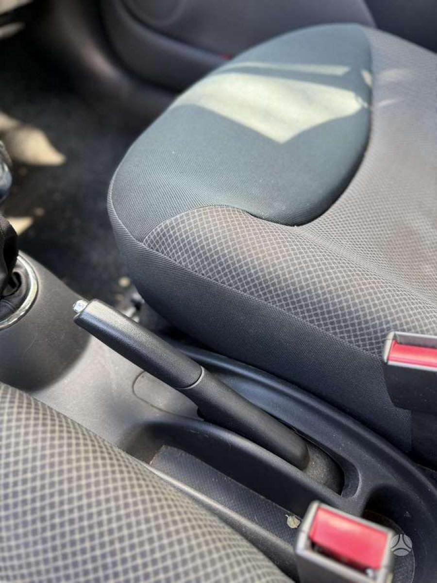 Pelēks Toyota Yaris 2005 Kauņa, ar dzinēja tilpumu 1.36 L un nobraukumu 237 tūkst. km par 990 €, foto 22 vietnē AUTOMOTO.COM.LV