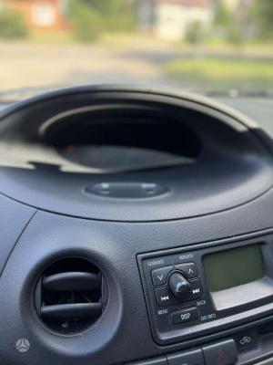 Pelēks Toyota Yaris 2005 Kauņa, ar dzinēja tilpumu 1.36 L un nobraukumu 237 tūkst. km par 990 €, foto 24 vietnē AUTOMOTO.COM.LV