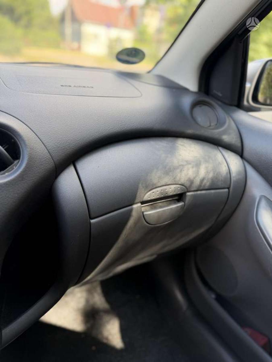 Pelēks Toyota Yaris 2005 Kauņa, ar dzinēja tilpumu 1.36 L un nobraukumu 237 tūkst. km par 990 €, foto 25 vietnē AUTOMOTO.COM.LV