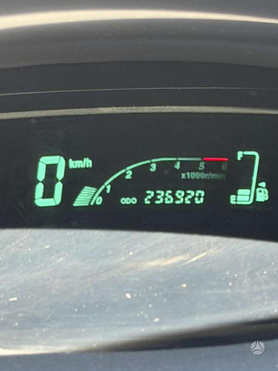 Pelēks Toyota Yaris 2005 Kauņa, ar dzinēja tilpumu 1.36 L un nobraukumu 237 tūkst. km par 990 €, foto 28 vietnē AUTOMOTO.COM.LV
