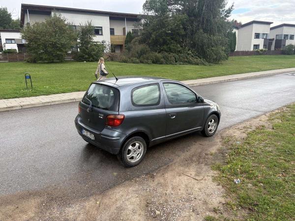 Toyota Yaris 2005 Viļņa vietnē Pelēks Toyota Yaris 2005 Viļņa, ar dzinēja tilpumu 1.36 L un nobraukumu 380 tūkst. km par 1399 €, foto 4 vietnē AUTOMOTO.COM.LV