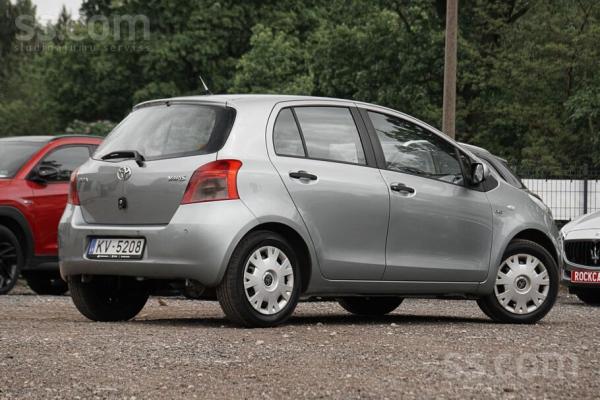 Pelēks Toyota Yaris 2006 Rīga, ar dzinēja tilpumu 1.40 L un nobraukumu 263 tūkst. km par 2250 €, foto 4 vietnē AUTOMOTO.COM.LV