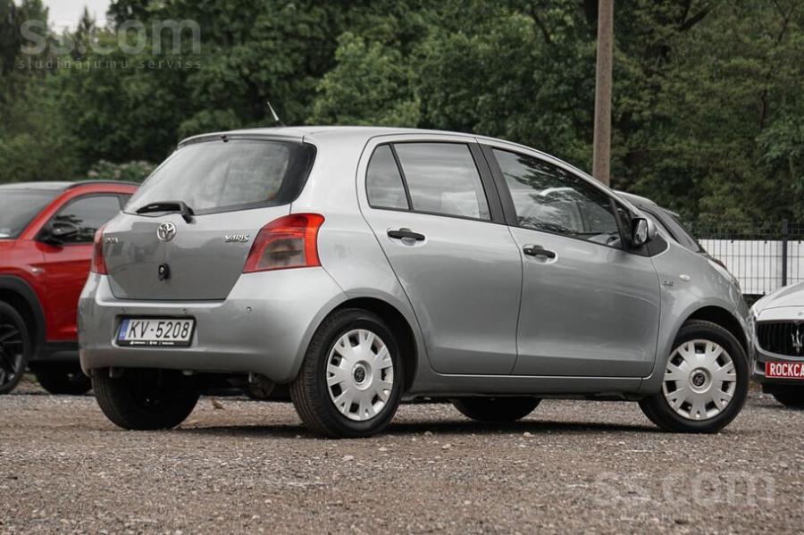 Pelēks Toyota Yaris 2006 Rīga, ar dzinēja tilpumu 1.40 L un nobraukumu 263 tūkst. km par 2250 €, foto 4 vietnē AUTOMOTO.COM.LV
