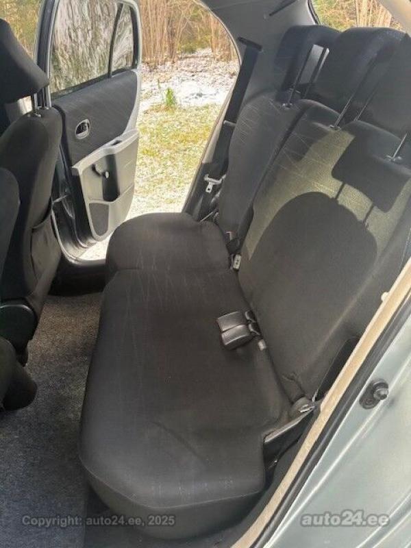 Pelēks Toyota Yaris 2006 Tallina, ar dzinēja tilpumu 1.40 L un nobraukumu 315 tūkst. km par 3000 €, foto 11 vietnē AUTOMOTO.COM.LV