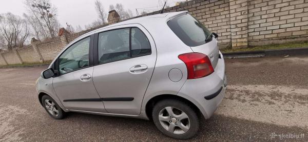 Pelēks Toyota Yaris 2006 Kauņa, ar dzinēja tilpumu 1.30 L un nobraukumu 307 tūkst. km par 1900 €, foto 1 vietnē AUTOMOTO.COM.LV