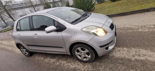 Pelēks Toyota Yaris 2006 Kauņa, ar dzinēja tilpumu 1.30 L un nobraukumu 307 tūkst. km par 1900 €, foto 2 vietnē AUTOMOTO.COM.LV